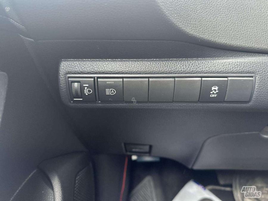 White Toyota Corolla 2021 in Vilnius, with an engine capacity of 1.80 L and mileage of 225 thousand km for 15250 €, photo 17 on AUTOMOTO.COM.LV