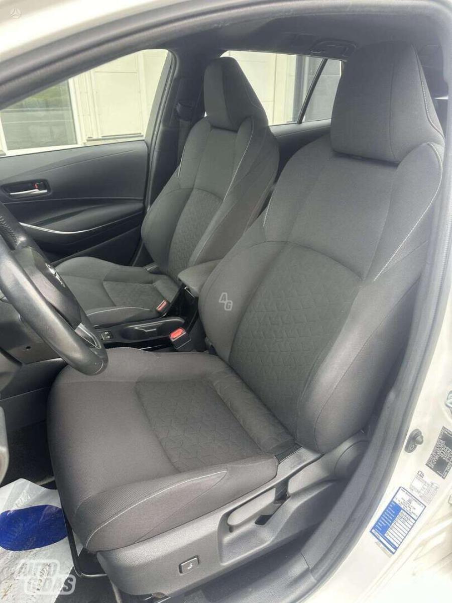 White Toyota Corolla 2021 in Vilnius, with an engine capacity of 1.80 L and mileage of 225 thousand km for 15250 €, photo 19 on AUTOMOTO.COM.LV