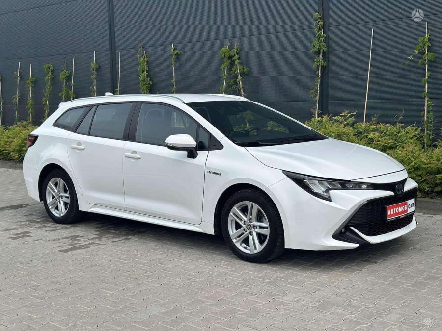 White Toyota Corolla 2021 in Vilnius, with an engine capacity of 1.80 L and mileage of 225 thousand km for 15250 €, photo 1 on AUTOMOTO.COM.LV