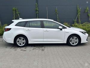 White Toyota Corolla 2021 in Vilnius, with an engine capacity of 1.80 L and mileage of 225 thousand km for 15250 €, photo 5 on AUTOMOTO.COM.LV