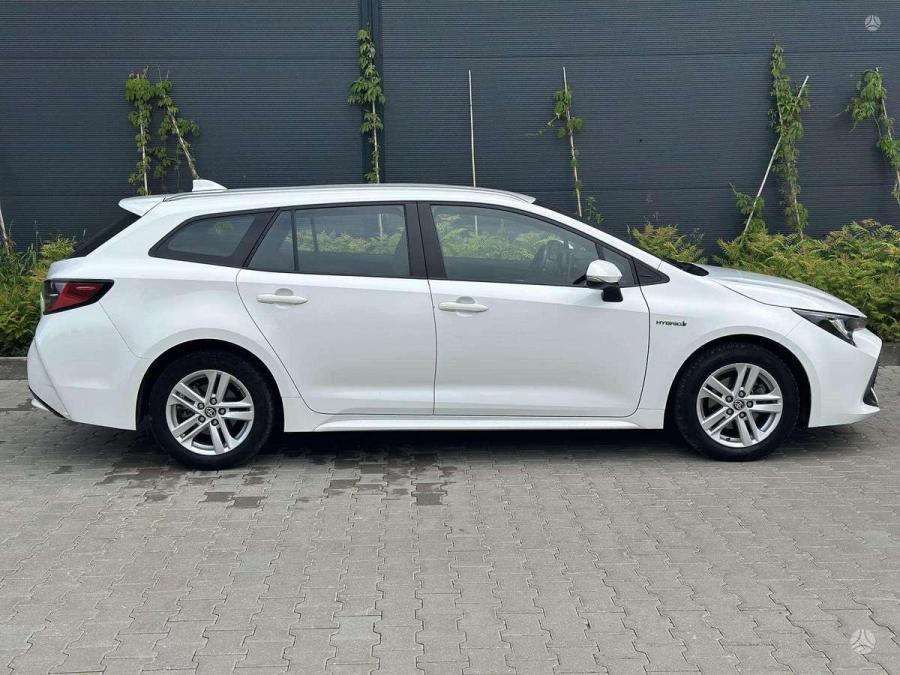 White Toyota Corolla 2021 in Vilnius, with an engine capacity of 1.80 L and mileage of 225 thousand km for 15250 €, photo 5 on AUTOMOTO.COM.LV