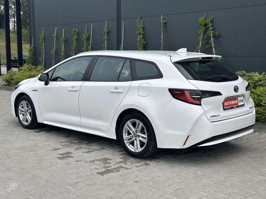White Toyota Corolla 2021 in Vilnius, with an engine capacity of 1.80 L and mileage of 225 thousand km for 15250 €, photo 8 on AUTOMOTO.COM.LV