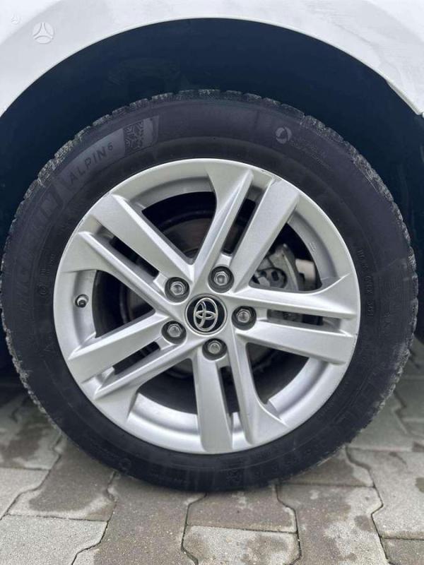 White Toyota Corolla 2021 in Vilnius, with an engine capacity of 1.80 L and mileage of 225 thousand km for 15250 €, photo 9 on AUTOMOTO.COM.LV