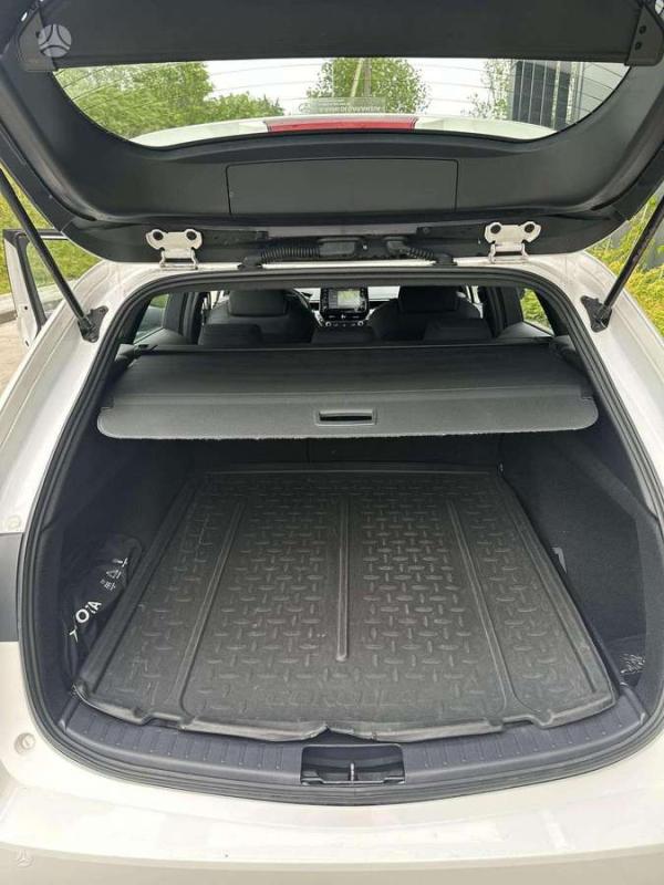 White Toyota Corolla 2021 in Vilnius, with an engine capacity of 1.80 L and mileage of 225 thousand km for 15250 €, photo 10 on AUTOMOTO.COM.LV