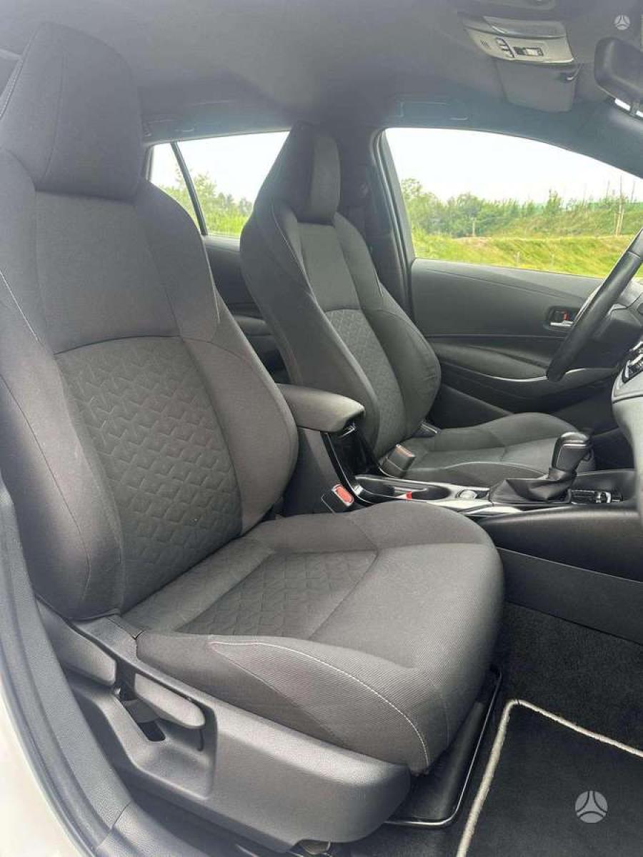 White Toyota Corolla 2021 in Vilnius, with an engine capacity of 1.80 L and mileage of 225 thousand km for 15250 €, photo 13 on AUTOMOTO.COM.LV