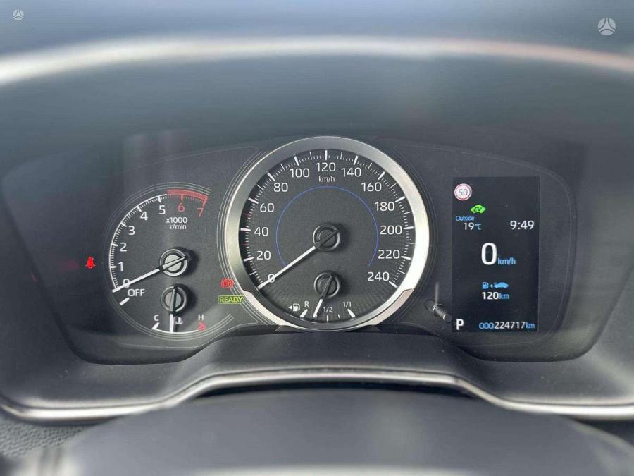 White Toyota Corolla 2021 in Vilnius, with an engine capacity of 1.80 L and mileage of 225 thousand km for 15250 €, photo 14 on AUTOMOTO.COM.LV