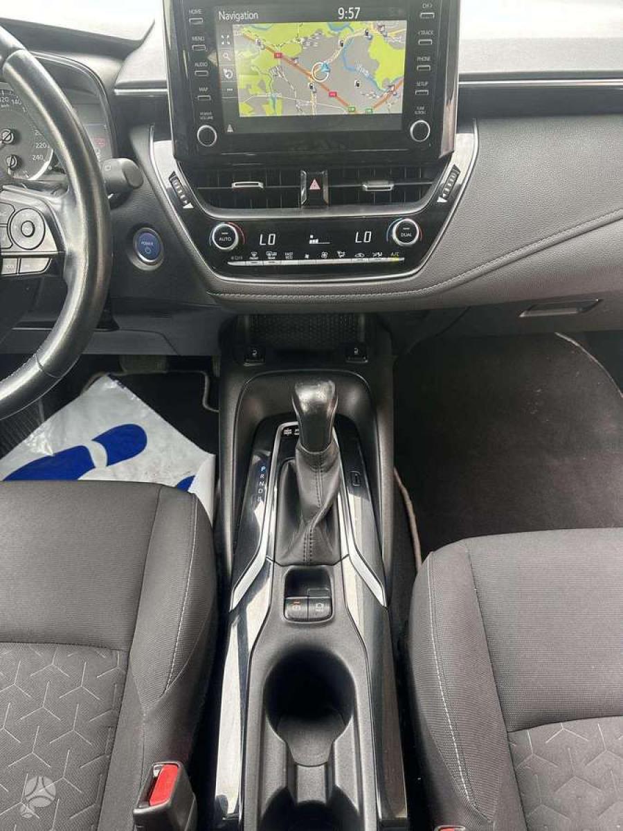 White Toyota Corolla 2021 in Vilnius, with an engine capacity of 1.80 L and mileage of 225 thousand km for 15250 €, photo 25 on AUTOMOTO.COM.LV