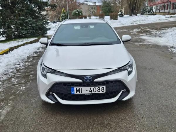 White Toyota Corolla 2021 in Jekabpils, with an engine capacity of 1.80 L and mileage of 168 thousand km for 13990 €, photo 3 on AUTOMOTO.COM.LV