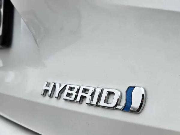 White Toyota Corolla 2021 in Jekabpils, with an engine capacity of 1.80 L and mileage of 168 thousand km for 13990 €, photo 9 on AUTOMOTO.COM.LV