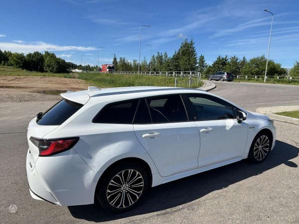 White Toyota Corolla 2021 in Utena, with an engine capacity of 1.80 L and mileage of 50 thousand km for 17850 €, photo 4 on AUTOMOTO.COM.LV