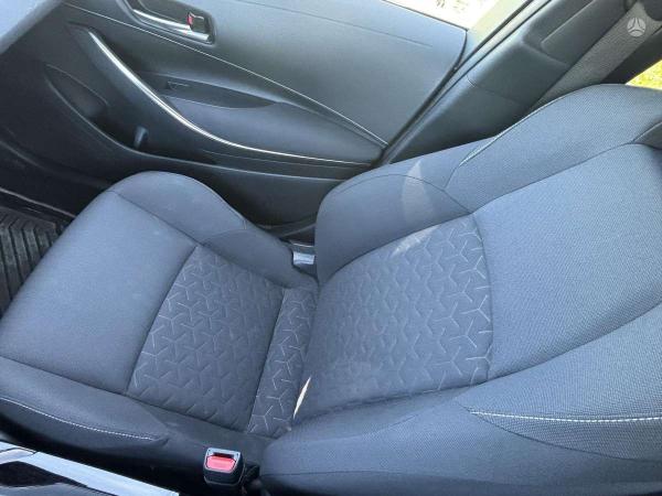 White Toyota Corolla 2021 in Utena, with an engine capacity of 1.80 L and mileage of 50 thousand km for 17850 €, photo 5 on AUTOMOTO.COM.LV