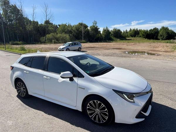 White Toyota Corolla 2021 in Utena, with an engine capacity of 1.80 L and mileage of 50 thousand km for 17850 €, photo 8 on AUTOMOTO.COM.LV