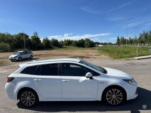 White Toyota Corolla 2021 in Utena, with an engine capacity of 1.80 L and mileage of 50 thousand km for 17850 €, photo  on AUTOMOTO.COM.LV