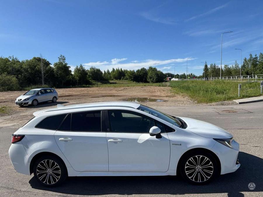 White Toyota Corolla 2021 in Utena, with an engine capacity of 1.80 L and mileage of 50 thousand km for 17850 €, photo 1 on AUTOMOTO.COM.LV