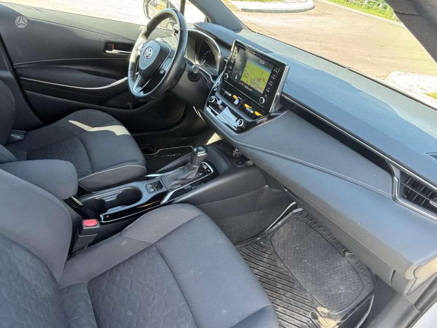 White Toyota Corolla 2021 in Utena, with an engine capacity of 1.80 L and mileage of 50 thousand km for 17850 €, photo 4 on AUTOMOTO.COM.LV