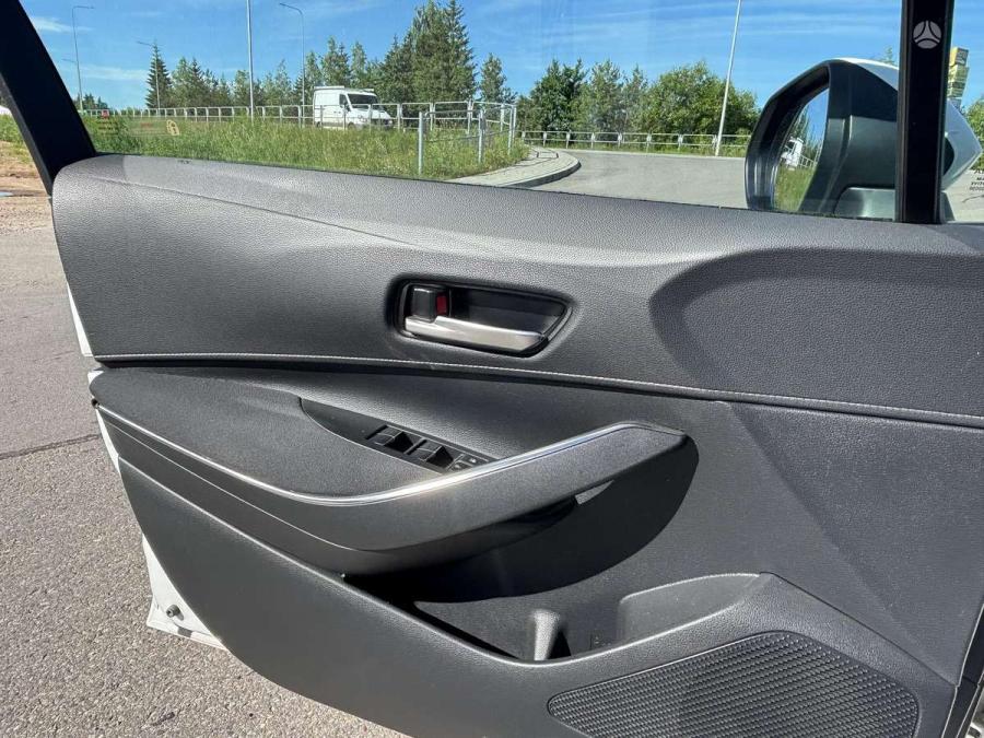 White Toyota Corolla 2021 in Utena, with an engine capacity of 1.80 L and mileage of 50 thousand km for 17850 €, photo 10 on AUTOMOTO.COM.LV