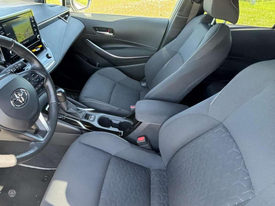 White Toyota Corolla 2021 in Utena, with an engine capacity of 1.80 L and mileage of 50 thousand km for 17850 €, photo 13 on AUTOMOTO.COM.LV