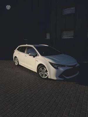 White Toyota Corolla 2021 in Siauliai, with an engine capacity of 1.80 L and mileage of 245 thousand km for 12500 €, photo 3 on AUTOMOTO.COM.LV