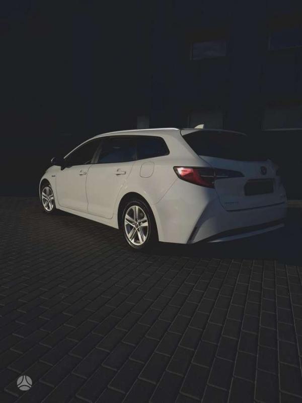 White Toyota Corolla 2021 in Siauliai, with an engine capacity of 1.80 L and mileage of 245 thousand km for 12500 €, photo 3 on AUTOMOTO.COM.LV