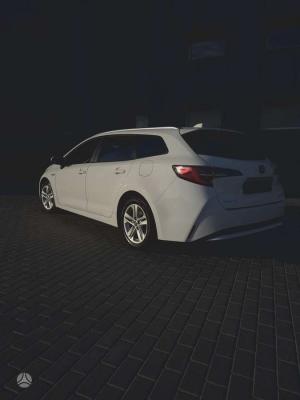 White Toyota Corolla 2021 in Siauliai, with an engine capacity of 1.80 L and mileage of 245 thousand km for 12500 €, photo 4 on AUTOMOTO.COM.LV