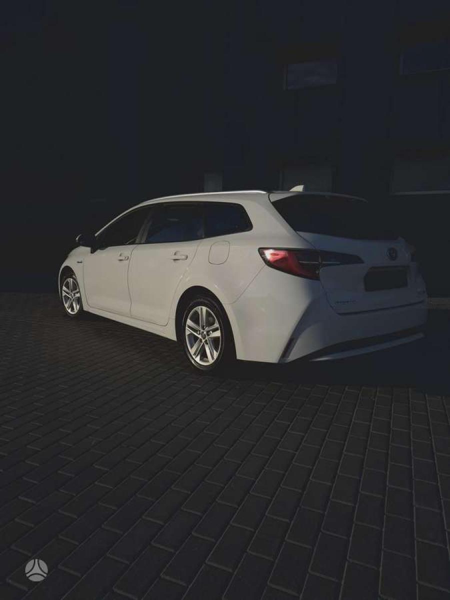 White Toyota Corolla 2021 in Siauliai, with an engine capacity of 1.80 L and mileage of 245 thousand km for 12500 €, photo 4 on AUTOMOTO.COM.LV