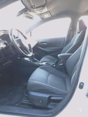 White Toyota Corolla 2021 in Siauliai, with an engine capacity of 1.80 L and mileage of 245 thousand km for 12500 €, photo 5 on AUTOMOTO.COM.LV