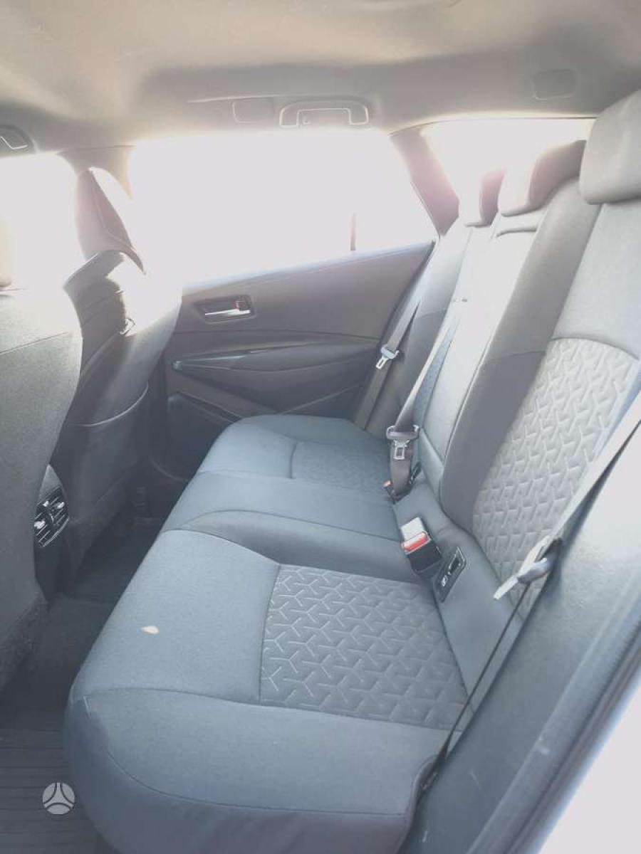 White Toyota Corolla 2021 in Siauliai, with an engine capacity of 1.80 L and mileage of 245 thousand km for 12500 €, photo 6 on AUTOMOTO.COM.LV