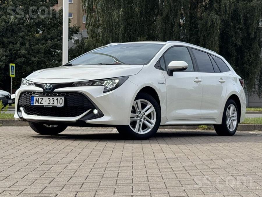 White Toyota Corolla 2021 in Riga, with an engine capacity of 1.80 L and mileage of 100 thousand km for 18500 €, photo 1 on AUTOMOTO.COM.LV