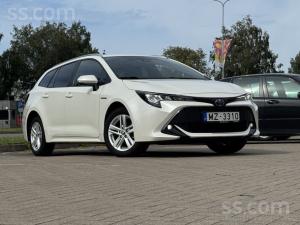 White Toyota Corolla 2021 in Riga, with an engine capacity of 1.80 L and mileage of 100 thousand km for 18500 €, photo 3 on AUTOMOTO.COM.LV
