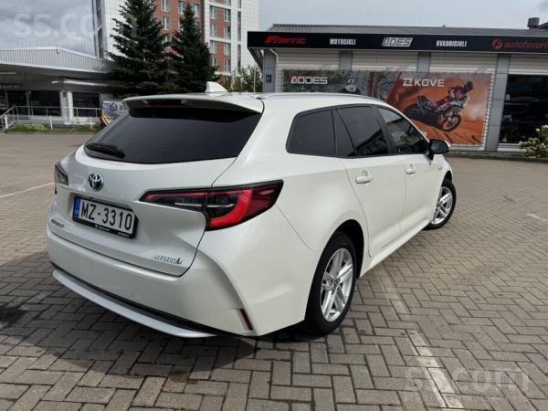 White Toyota Corolla 2021 in Riga, with an engine capacity of 1.80 L and mileage of 100 thousand km for 18500 €, photo 4 on AUTOMOTO.COM.LV