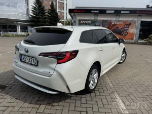 White Toyota Corolla 2021 in Riga, with an engine capacity of 1.80 L and mileage of 100 thousand km for 18500 €, photo 5 on AUTOMOTO.COM.LV