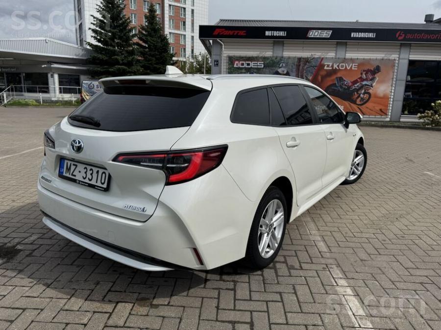 White Toyota Corolla 2021 in Riga, with an engine capacity of 1.80 L and mileage of 100 thousand km for 18500 €, photo 5 on AUTOMOTO.COM.LV