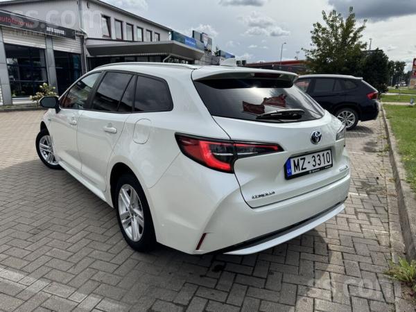 White Toyota Corolla 2021 in Riga, with an engine capacity of 1.80 L and mileage of 100 thousand km for 18500 €, photo 5 on AUTOMOTO.COM.LV