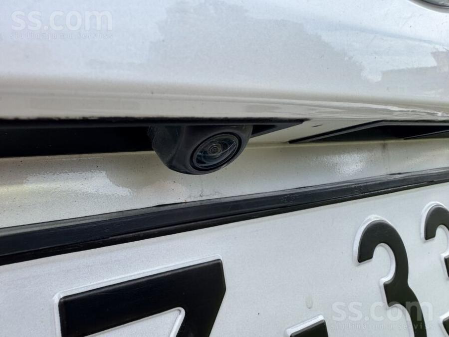 White Toyota Corolla 2021 in Riga, with an engine capacity of 1.80 L and mileage of 100 thousand km for 18500 €, photo 7 on AUTOMOTO.COM.LV