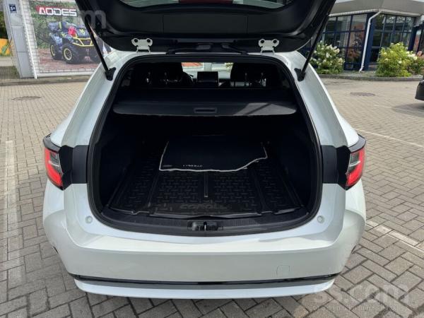 White Toyota Corolla 2021 in Riga, with an engine capacity of 1.80 L and mileage of 100 thousand km for 18500 €, photo 7 on AUTOMOTO.COM.LV