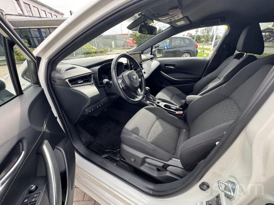 White Toyota Corolla 2021 in Riga, with an engine capacity of 1.80 L and mileage of 100 thousand km for 18500 €, photo 10 on AUTOMOTO.COM.LV