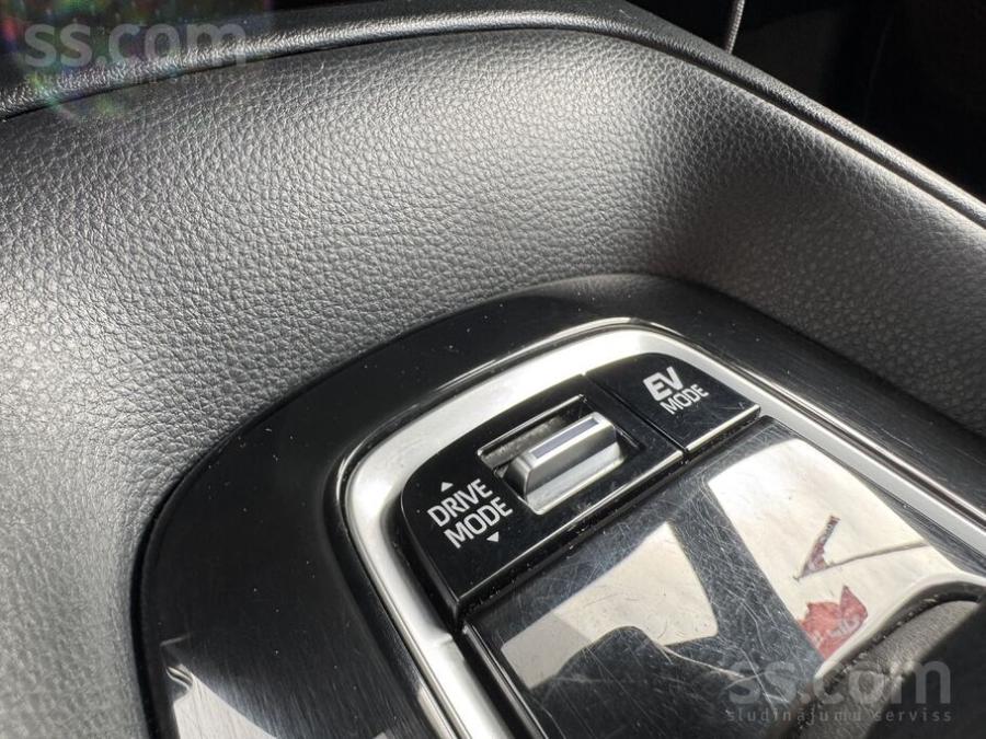 White Toyota Corolla 2021 in Riga, with an engine capacity of 1.80 L and mileage of 100 thousand km for 18500 €, photo 17 on AUTOMOTO.COM.LV