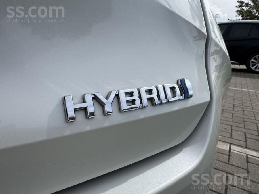 White Toyota Corolla 2021 in Riga, with an engine capacity of 1.80 L and mileage of 100 thousand km for 18500 €, photo 24 on AUTOMOTO.COM.LV
