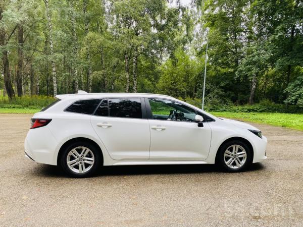 White Toyota Corolla 2021 in Riga, with an engine capacity of 1.20 L and mileage of 0 thousand km for 9750 €, photo 3 on AUTOMOTO.COM.LV