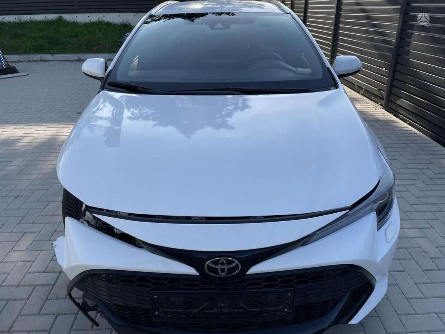 White Toyota Corolla 2021 in Vilnius, with an engine capacity of 1.80 L and mileage of 56 thousand km for 10700 €, photo 4 on AUTOMOTO.COM.LV