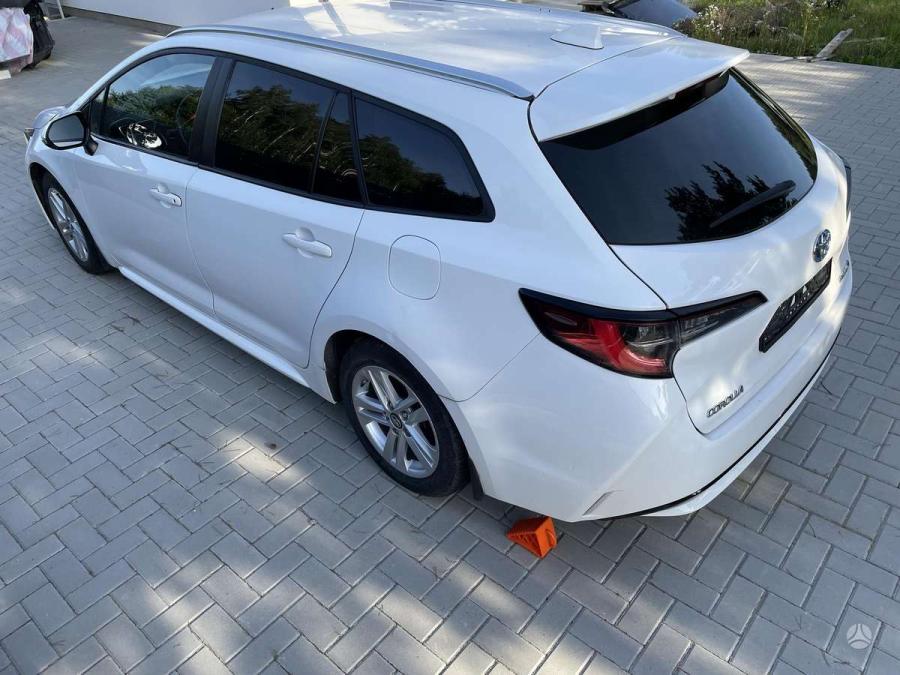 White Toyota Corolla 2021 in Vilnius, with an engine capacity of 1.80 L and mileage of 56 thousand km for 10700 €, photo 6 on AUTOMOTO.COM.LV