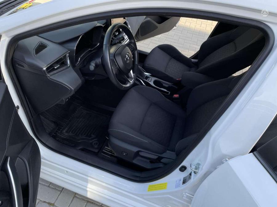 White Toyota Corolla 2021 in Vilnius, with an engine capacity of 1.80 L and mileage of 56 thousand km for 10700 €, photo 13 on AUTOMOTO.COM.LV