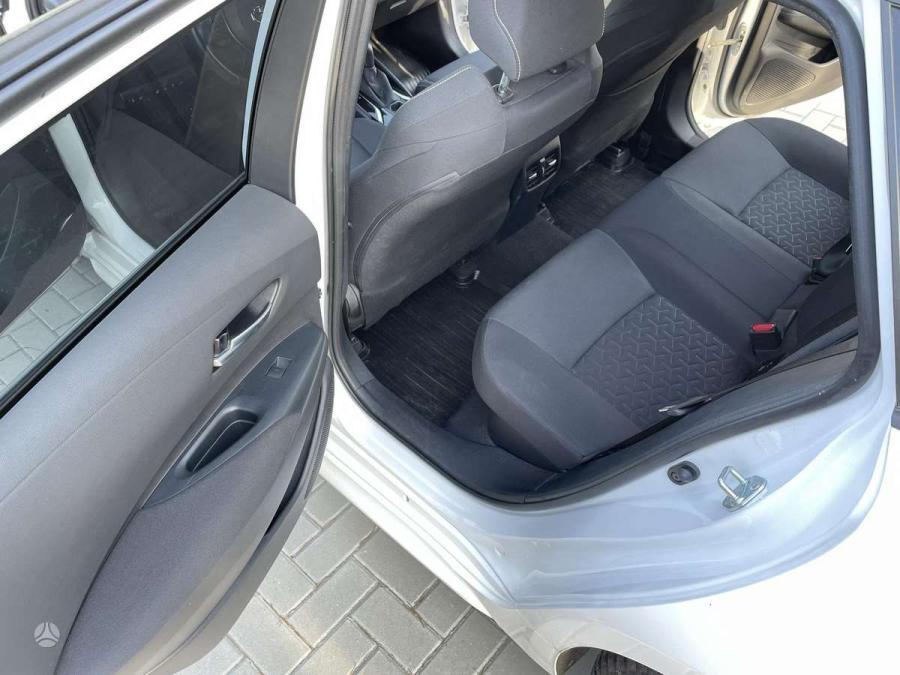 White Toyota Corolla 2021 in Vilnius, with an engine capacity of 1.80 L and mileage of 56 thousand km for 10700 €, photo 14 on AUTOMOTO.COM.LV
