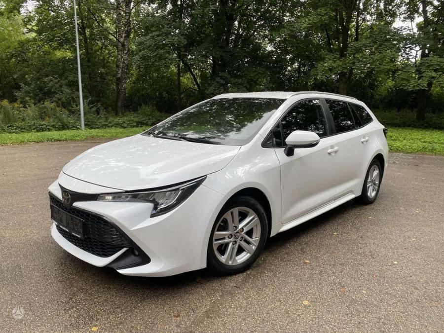 White Toyota Corolla 2021 in Riga, with an engine capacity of 1.20 L and mileage of 280 thousand km for 8999 €, photo 3 on AUTOMOTO.COM.LV