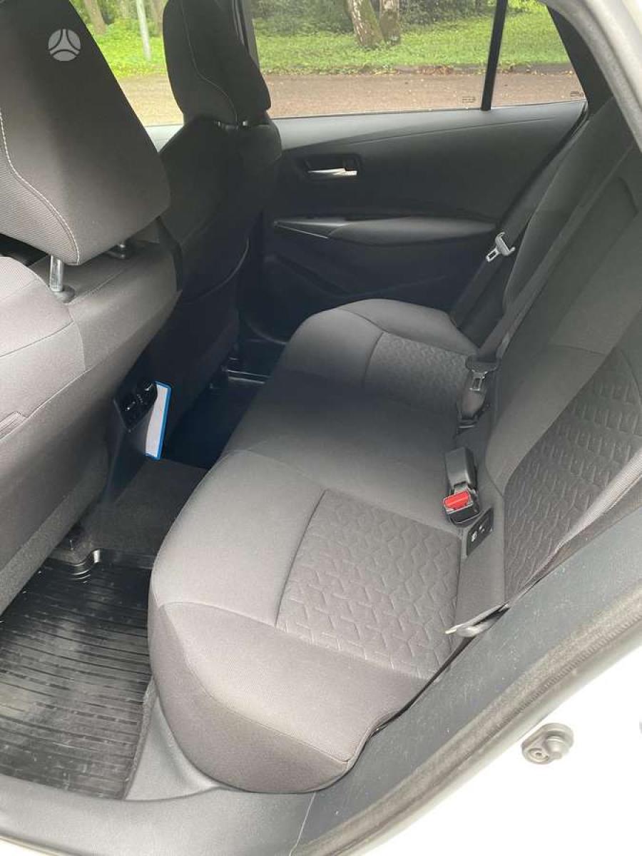 White Toyota Corolla 2021 in Riga, with an engine capacity of 1.20 L and mileage of 280 thousand km for 8999 €, photo 7 on AUTOMOTO.COM.LV