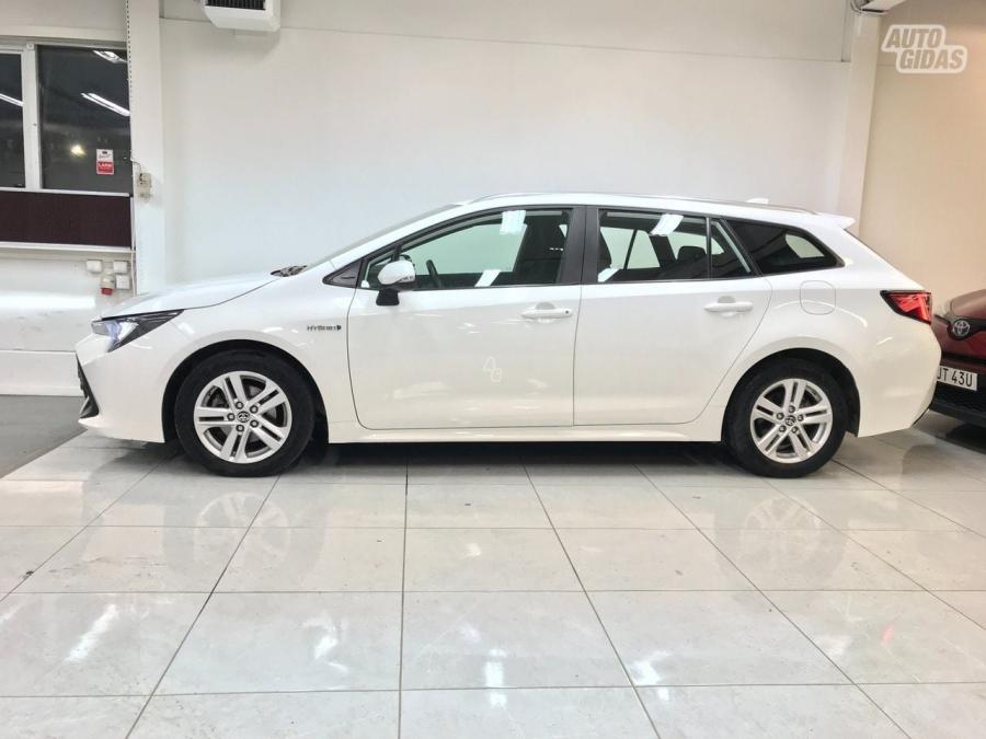 White Toyota Corolla 2022 in Kaunas, with an engine capacity of 0.00 L and mileage of 49 thousand km for 25376 €, photo 2 on AUTOMOTO.COM.LV