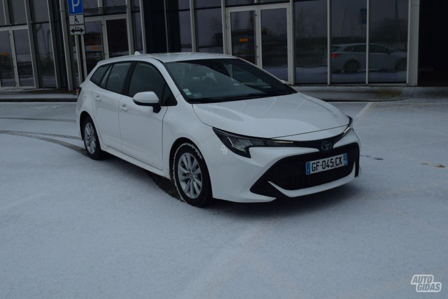 White Toyota Corolla 2022 in Vilnius, with an engine capacity of 1.80 L and mileage of 195 thousand km for 13850 €, photo 1 on AUTOMOTO.COM.LV