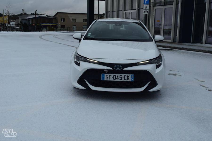 White Toyota Corolla 2022 in Vilnius, with an engine capacity of 1.80 L and mileage of 195 thousand km for 13850 €, photo 2 on AUTOMOTO.COM.LV