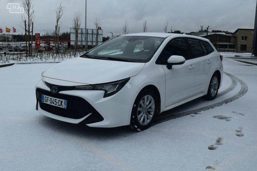 White Toyota Corolla 2022 in Vilnius, with an engine capacity of 1.80 L and mileage of 195 thousand km for 13850 €, photo 3 on AUTOMOTO.COM.LV