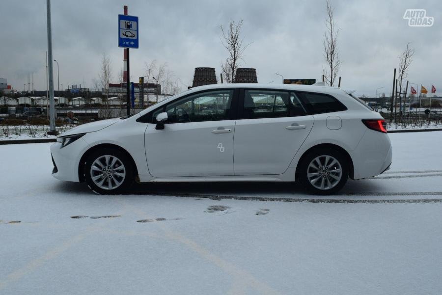 White Toyota Corolla 2022 in Vilnius, with an engine capacity of 1.80 L and mileage of 195 thousand km for 13850 €, photo 4 on AUTOMOTO.COM.LV
